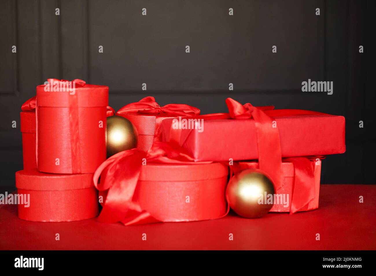 Red christmas presents hi-res stock photography and images - Alamy