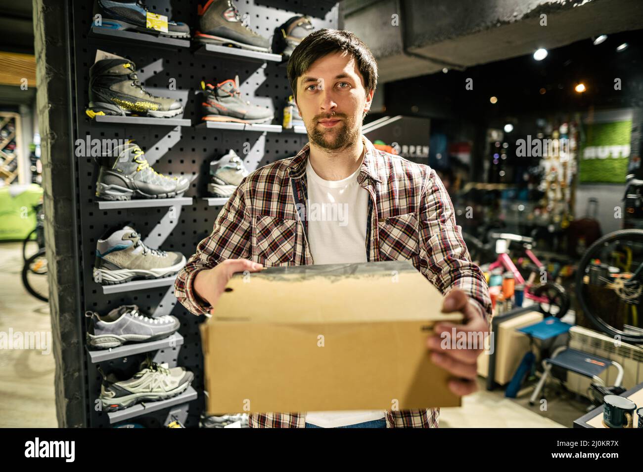 Salesperson store hi-res stock photography and images - Alamy