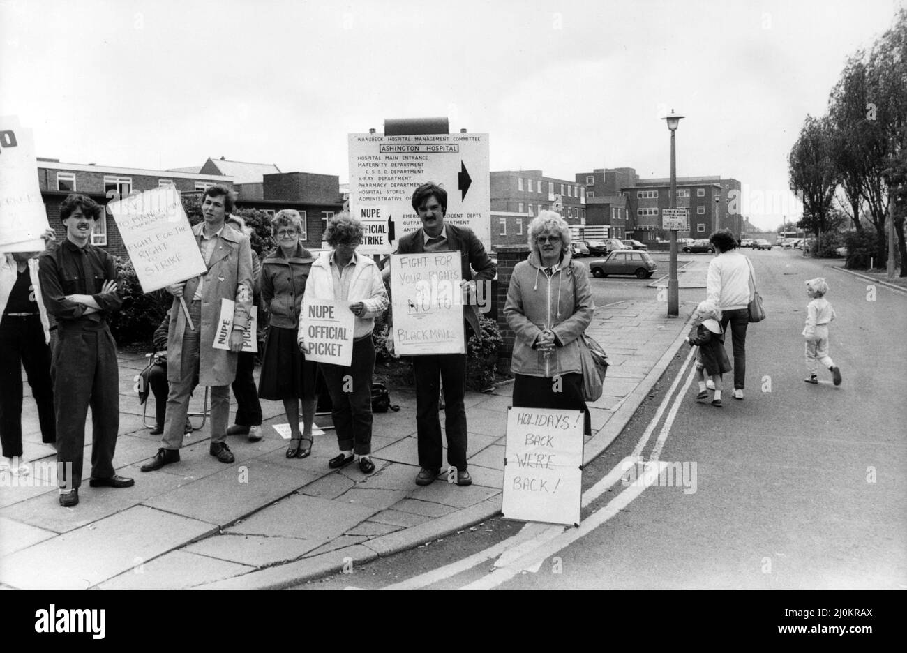Pickets line up outside Ashington Hospital. 21st June 1982 Stock Photo ...