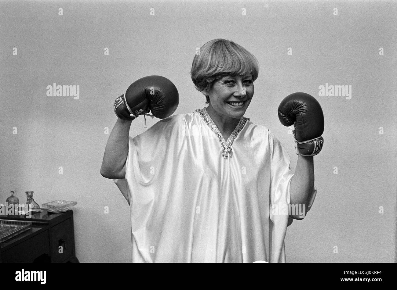 Liz Dawn aka Vera Duckworth of Coronation Street fame wearing boxing ...
