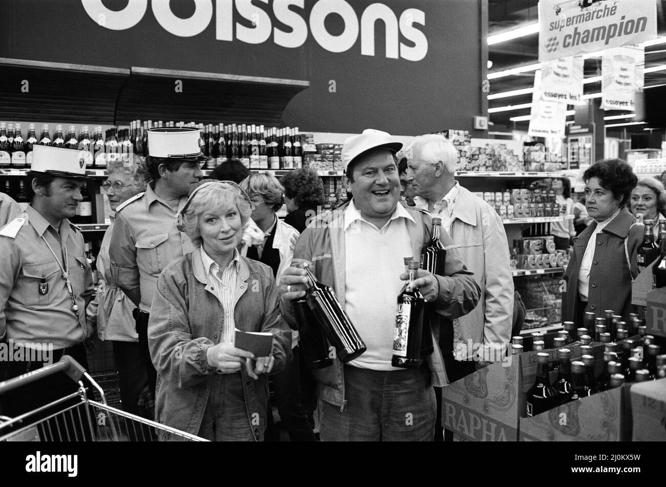 Filming of a series of "Terry and June", where they go on a day trip to ...
