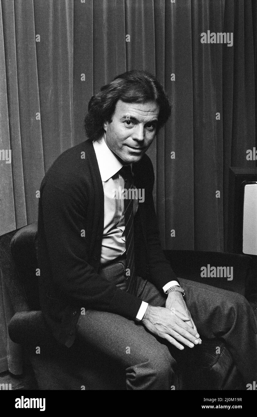 Singer Julio Iglesias. October 1982 Stock Photo - Alamy