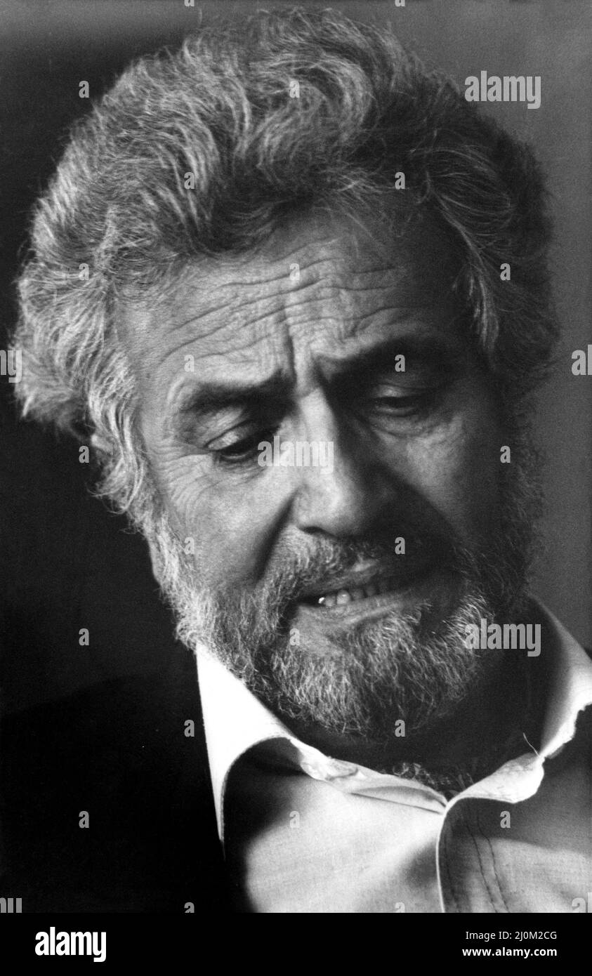 Tv presenter former goon hi-res stock photography and images - Alamy