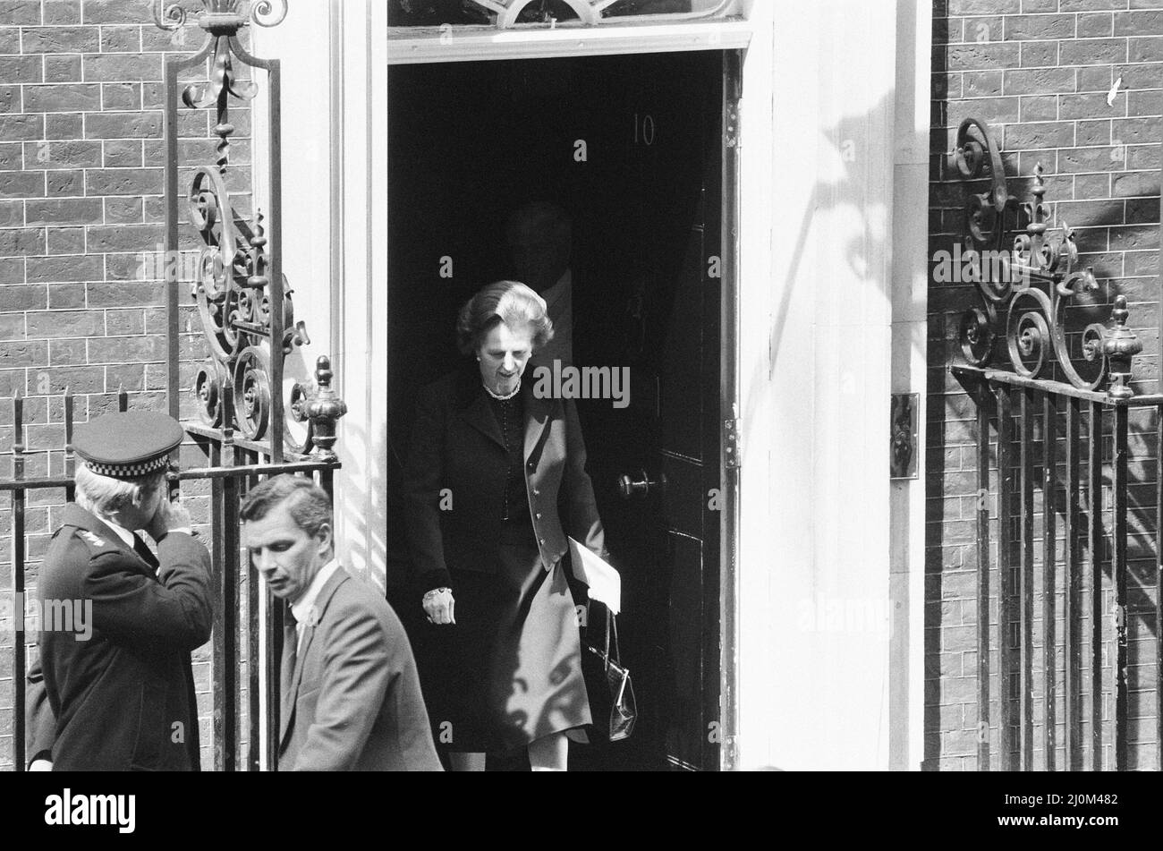 Number ten london street Black and White Stock Photos & Images - Alamy