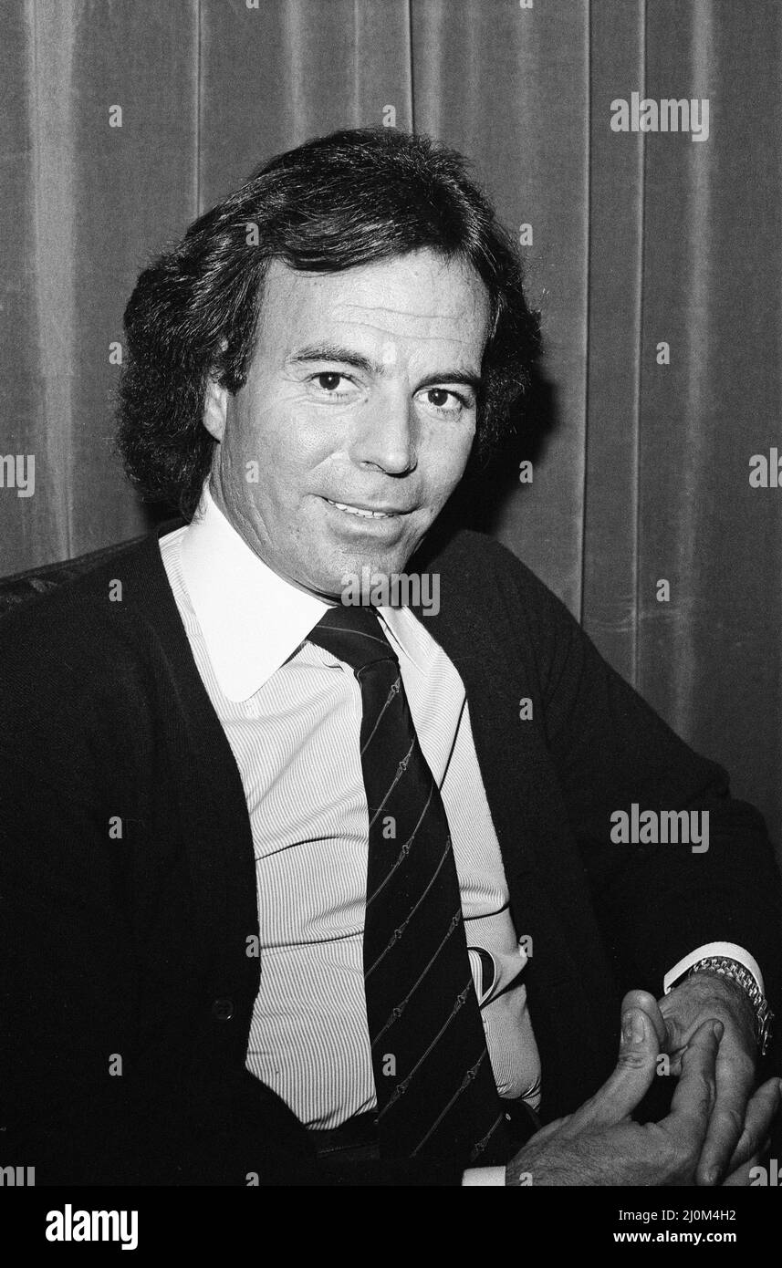 Singer Julio Iglesias. October 1982 Stock Photo - Alamy