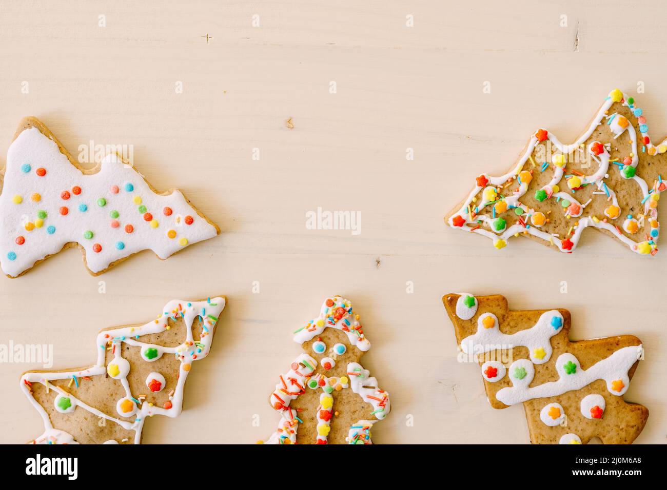 Wooden arrows point center hi-res stock photography and images - Alamy