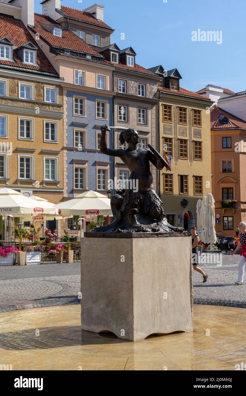 Statue and fountain of the Warsaw Mermaid in the old Market Square ...
