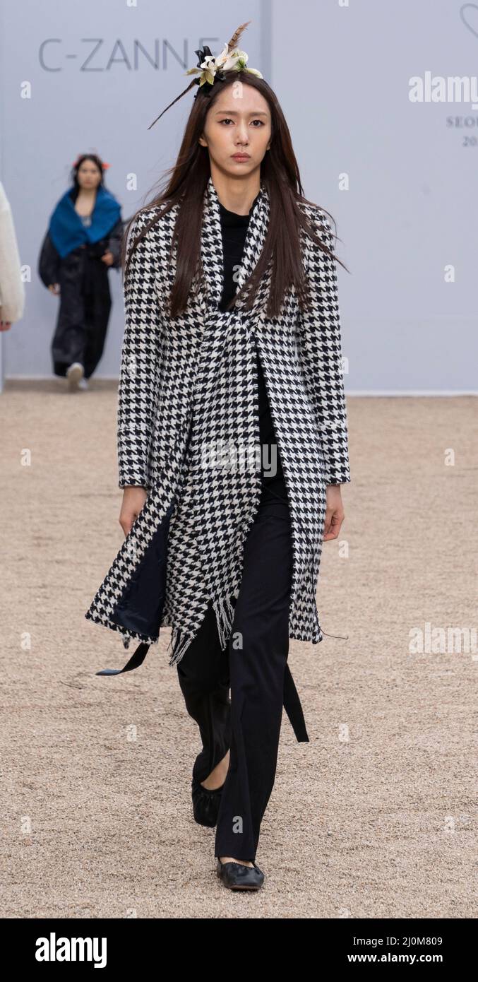 18 March 2022 - Seoul, South Korea: South Korean model catwalk during a 2022 F/W Seoul Fashion ...
