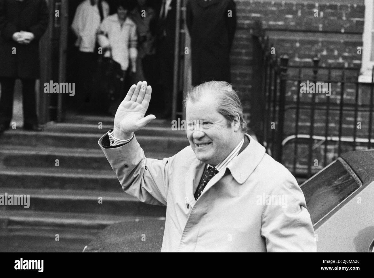 Earl John Spencer, Princess Diana's father, visits Princess Diana at St ...