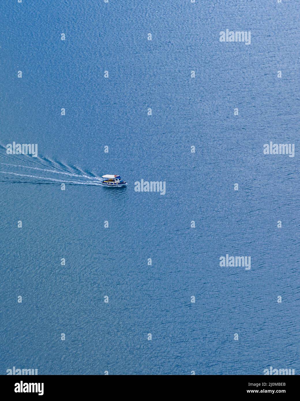 Aerial view boat crossing hi-res stock photography and images - Alamy