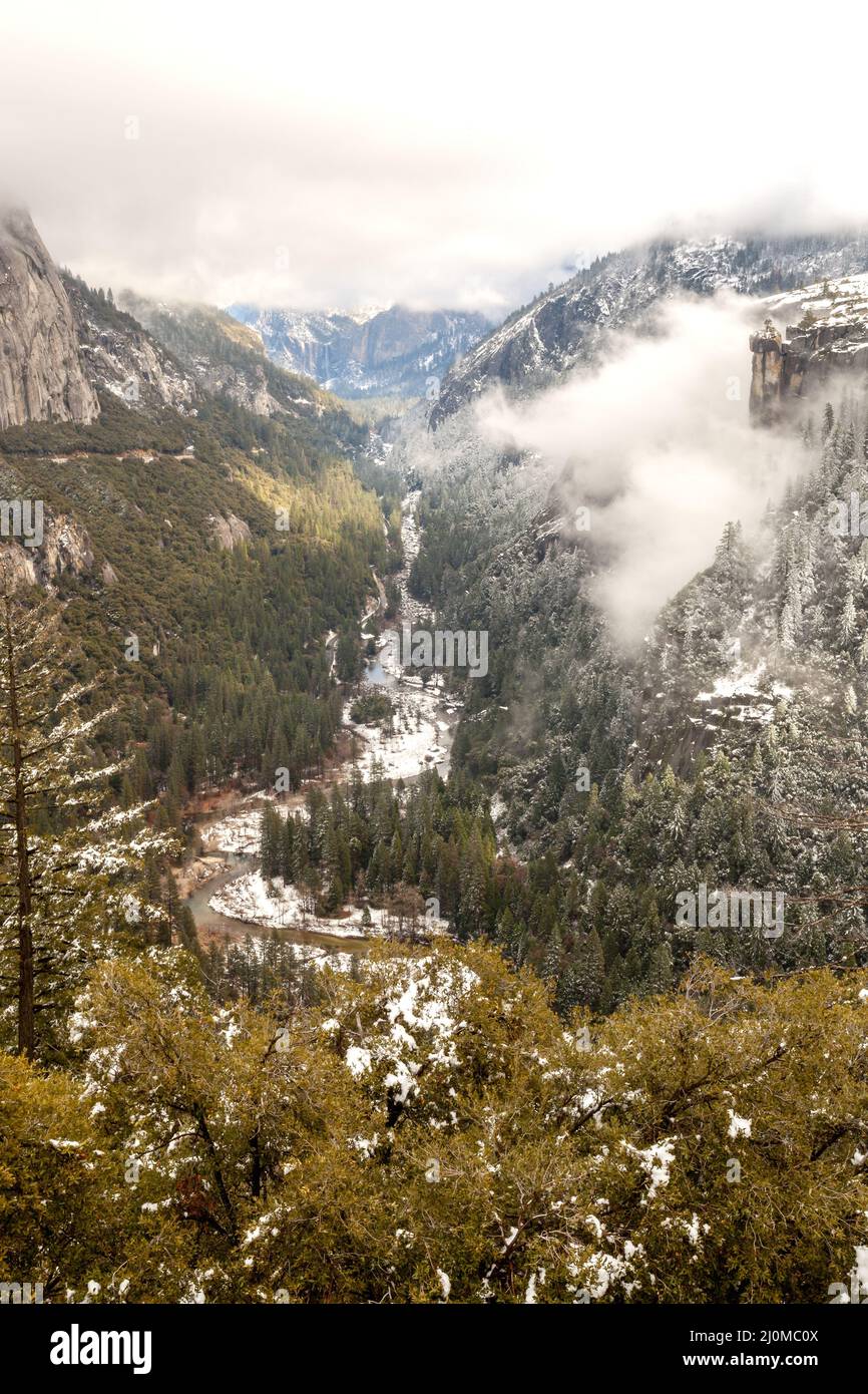 Yosemite national park snow frozen hi-res stock photography and images ...
