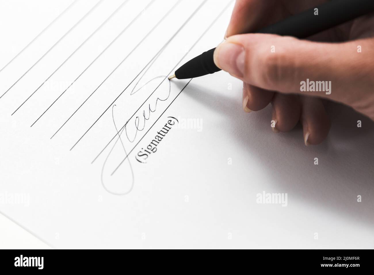Hand signing document hi-res stock photography and images - Alamy