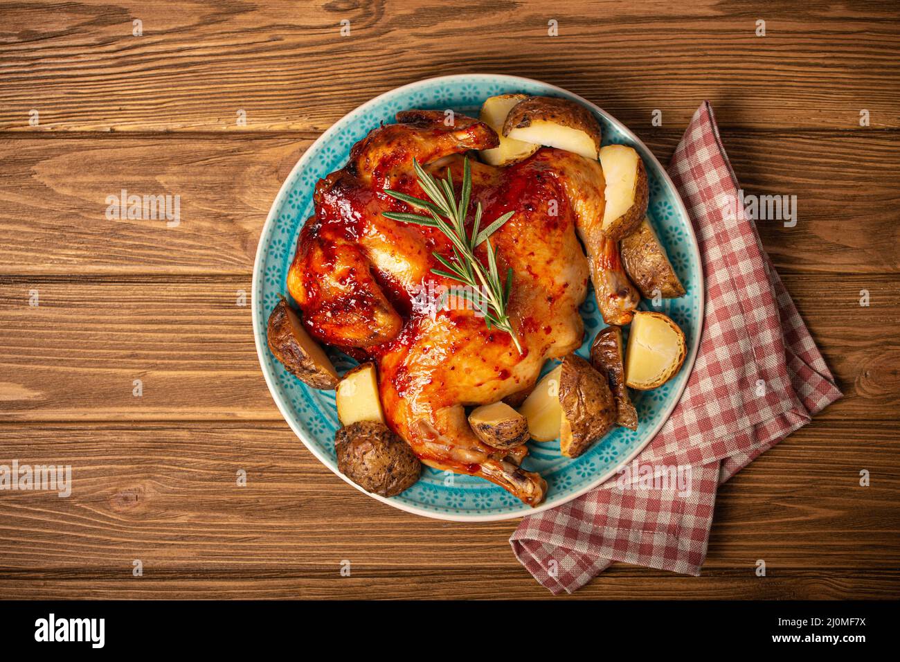 Whole roasted chicken from above Stock Photo - Alamy