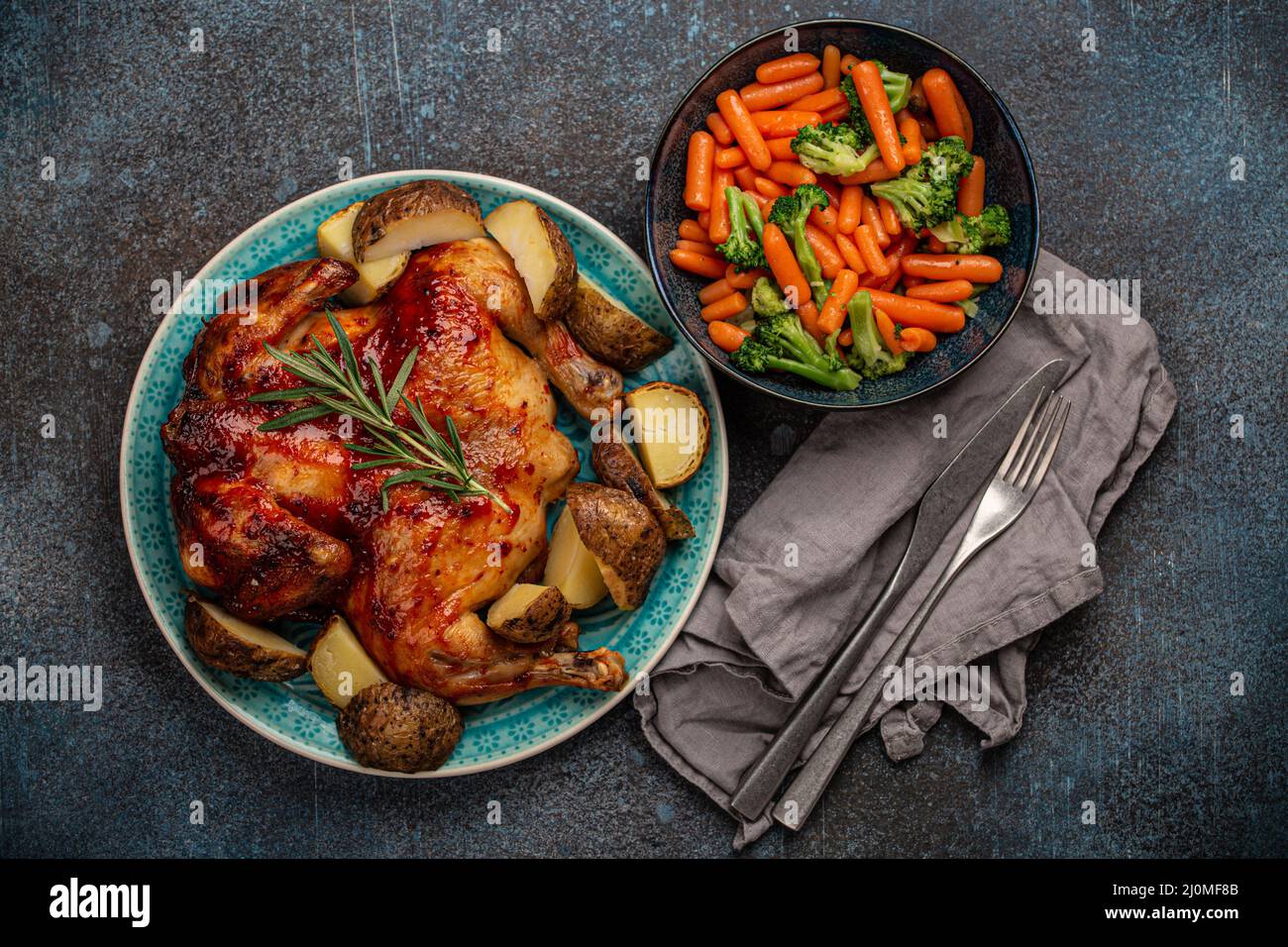 Roasted chicken top view hi-res stock photography and images - Alamy