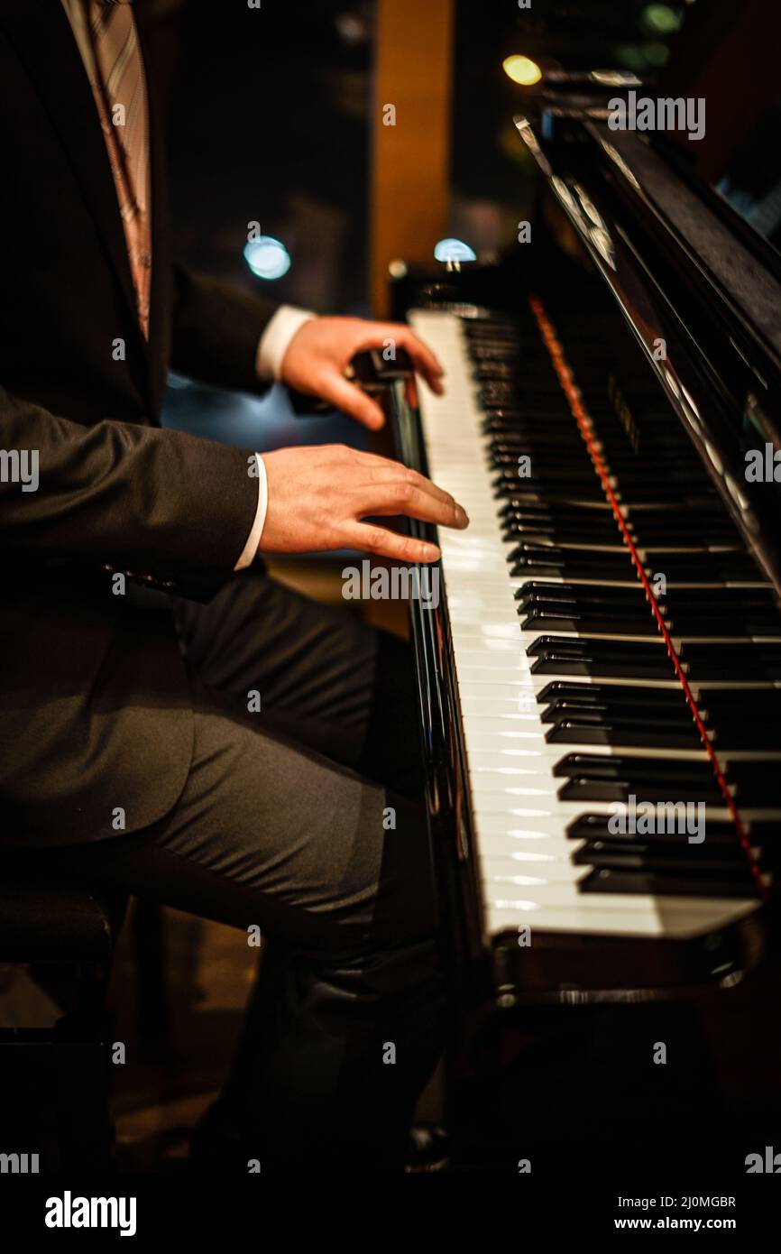 People who play the piano Stock Photo - Alamy