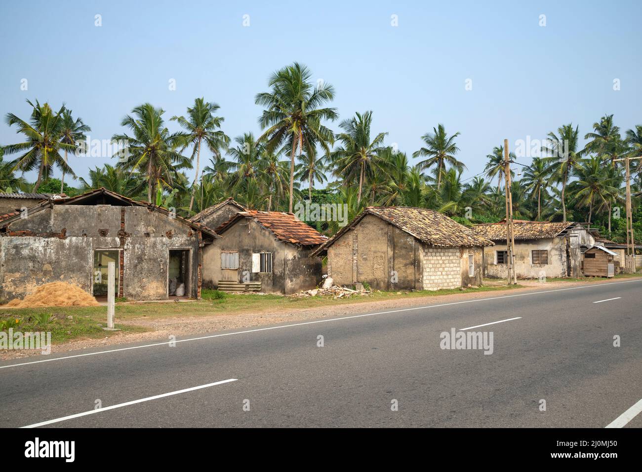 Abandoned half ruined houses hi-res stock photography and images - Alamy
