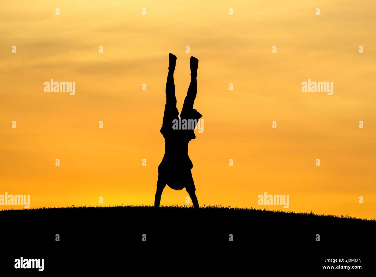 Hand stand hi-res stock photography and images - Alamy
