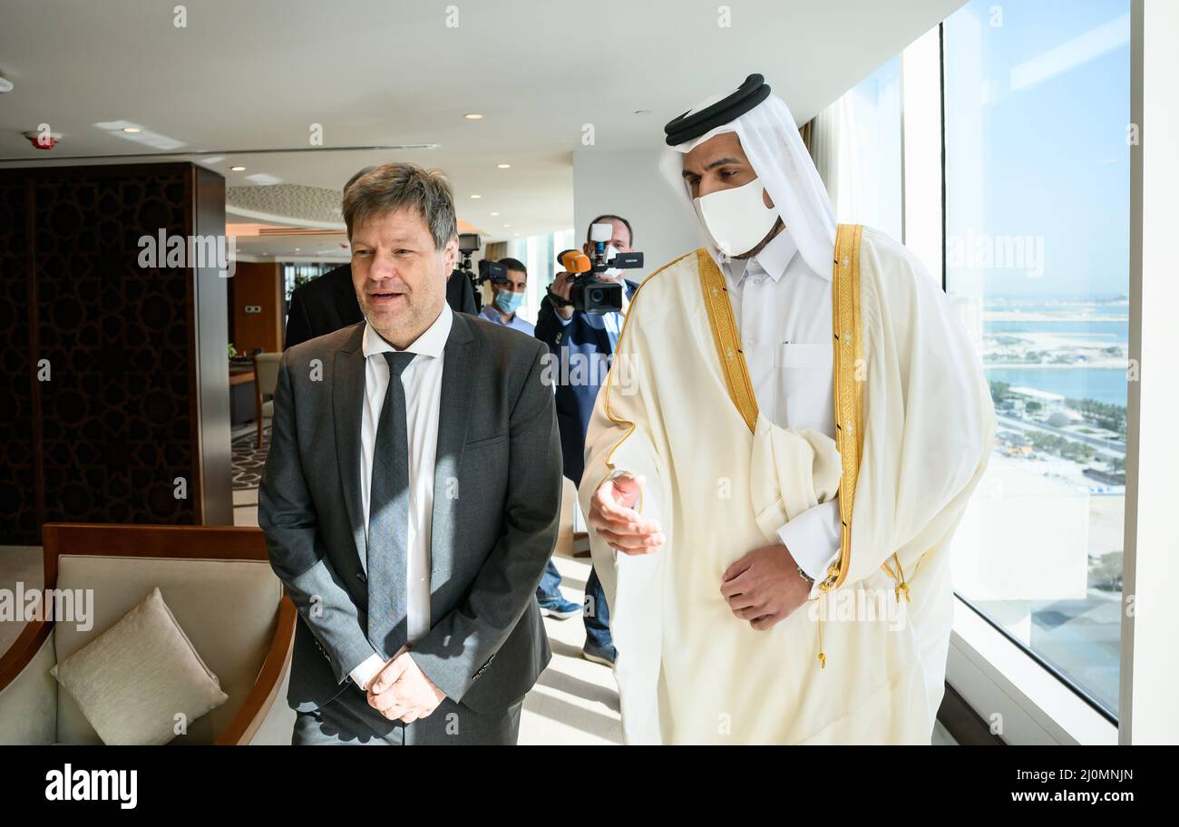 20 March 2022, Qatar, Doha: Robert Habeck (l, Bündnis 90/Die Grünen ...