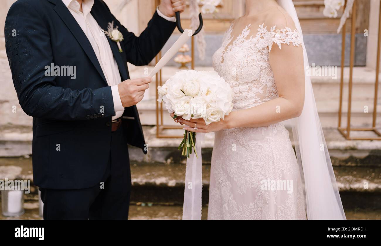 Oath and hand hi-res stock photography and images - Alamy