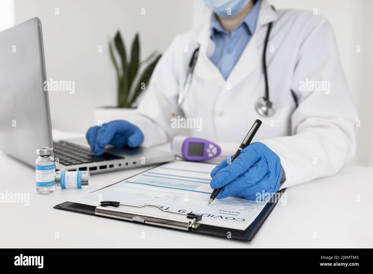 Medicine doctor working close hi-res stock photography and images - Alamy