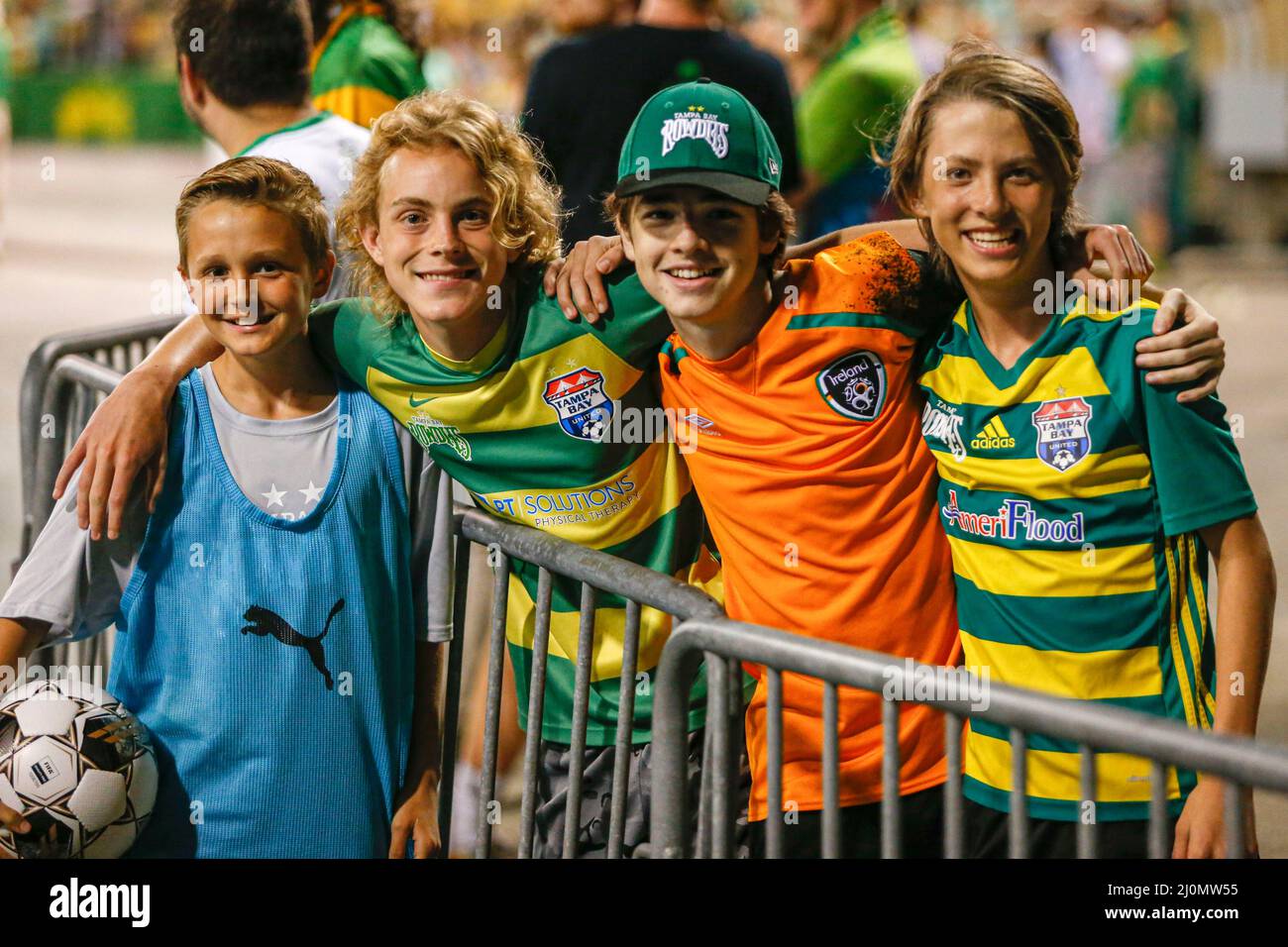 Football fans together hi-res stock photography and images - Alamy