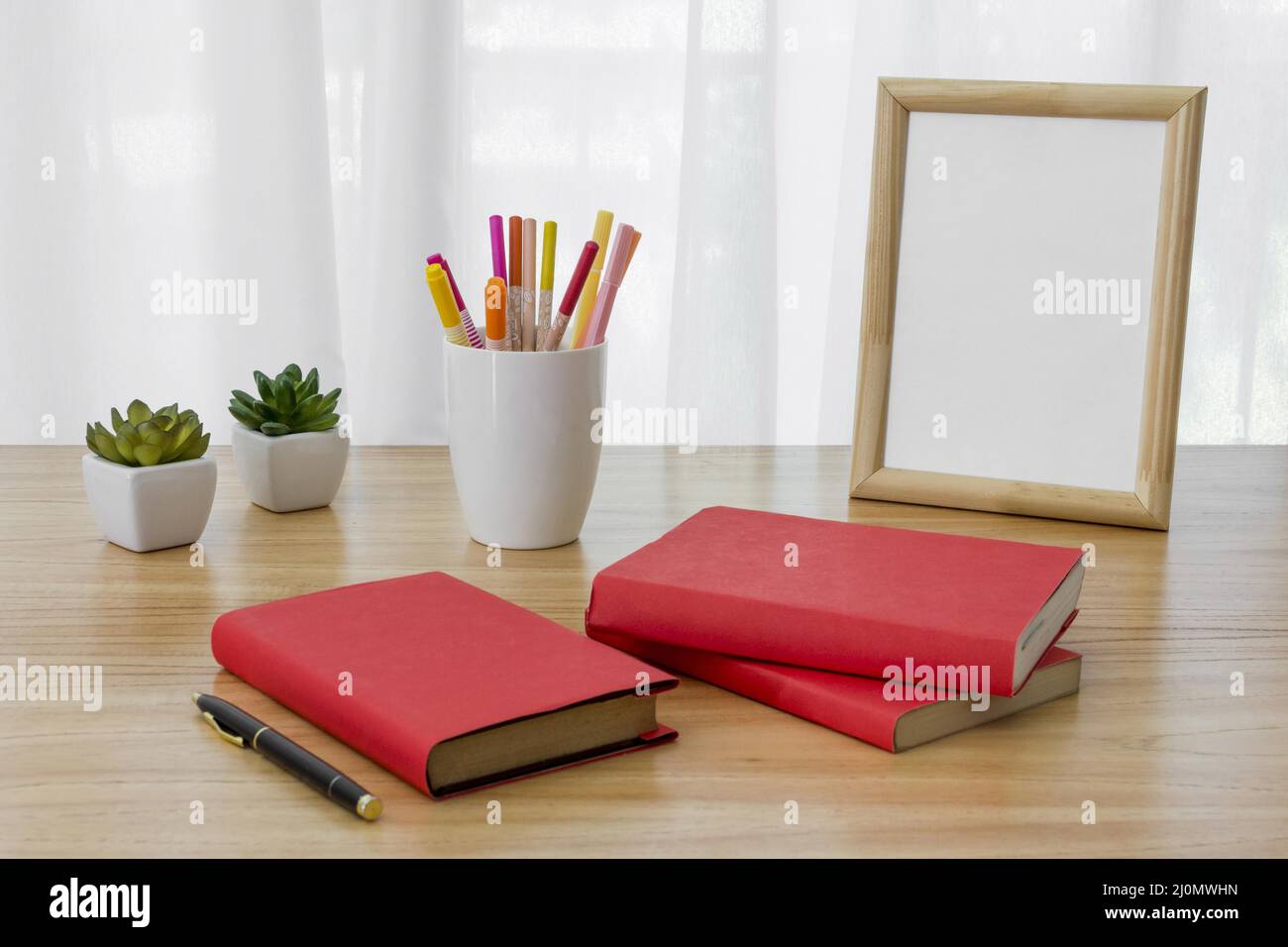 Library shelf arrangement hi-res stock photography and images - Alamy
