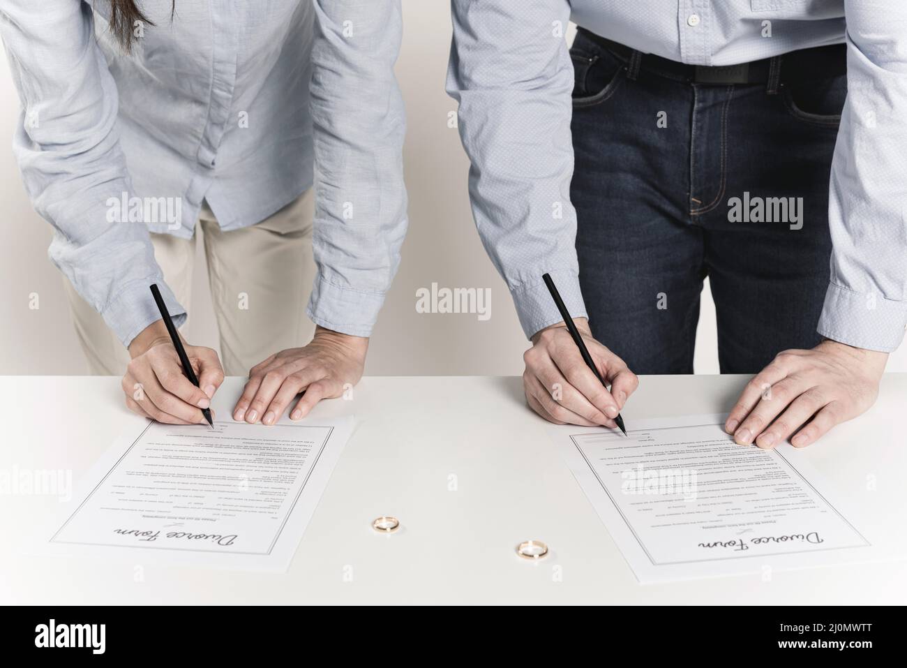 Couple signing divorce forms together Stock Photo - Alamy