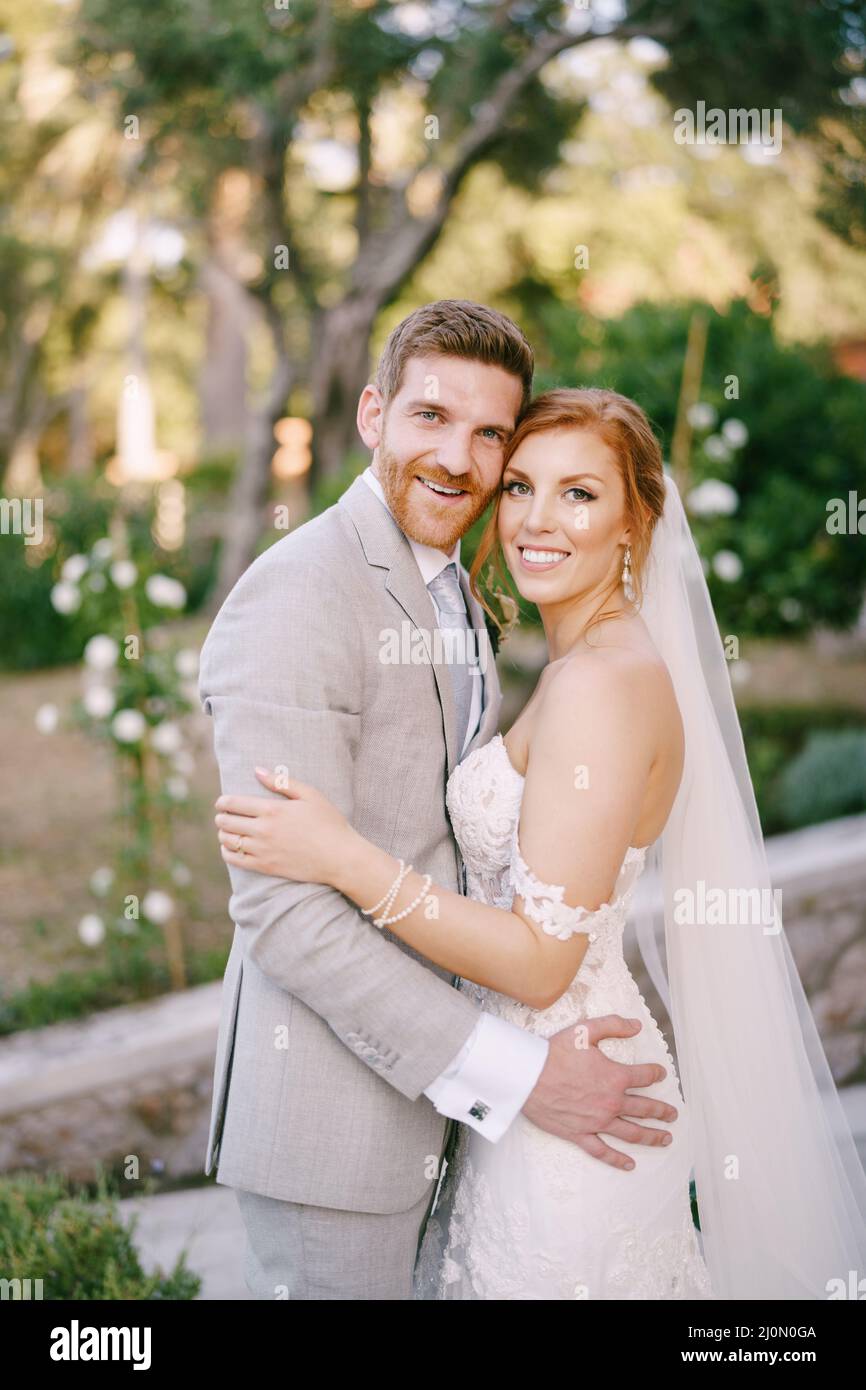 Bride groom wedding in park hi-res stock photography and images - Alamy