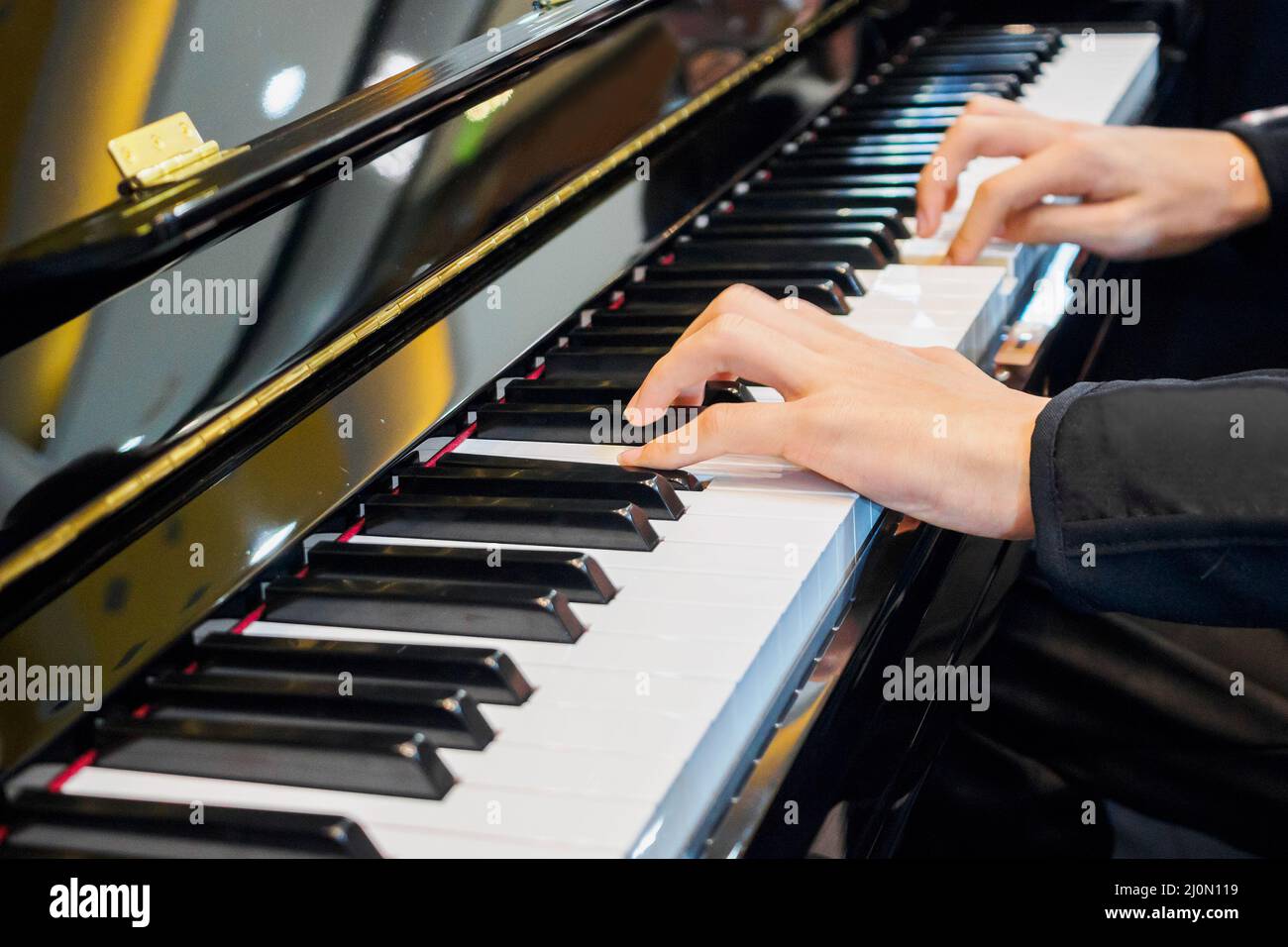 Piano keyboard asian hands hi-res stock photography and images - Alamy