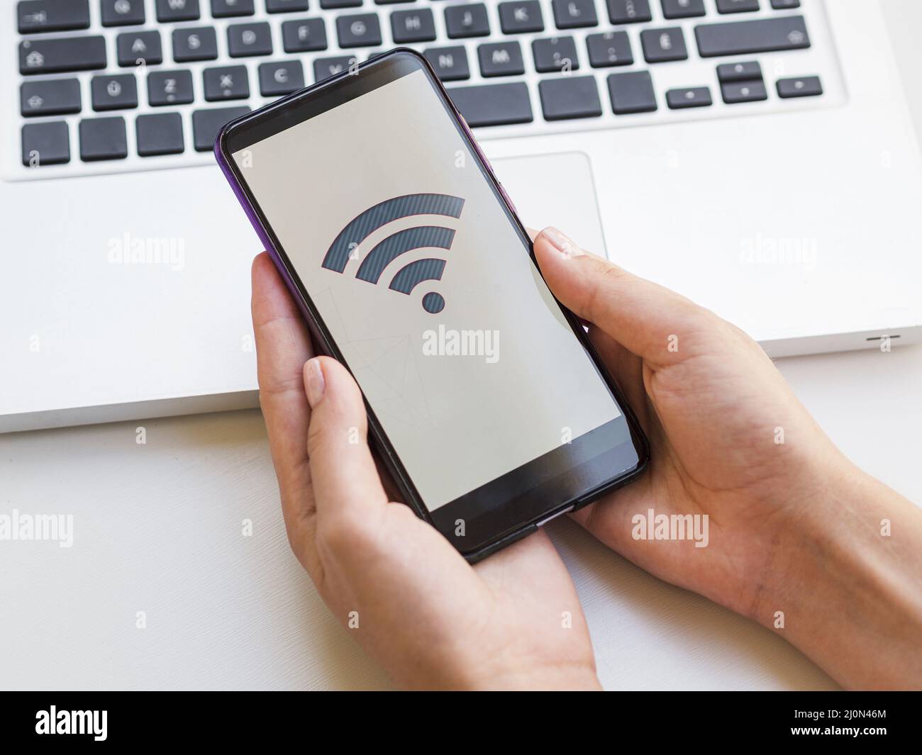 Hand holding phone hi-res stock photography and images - Alamy