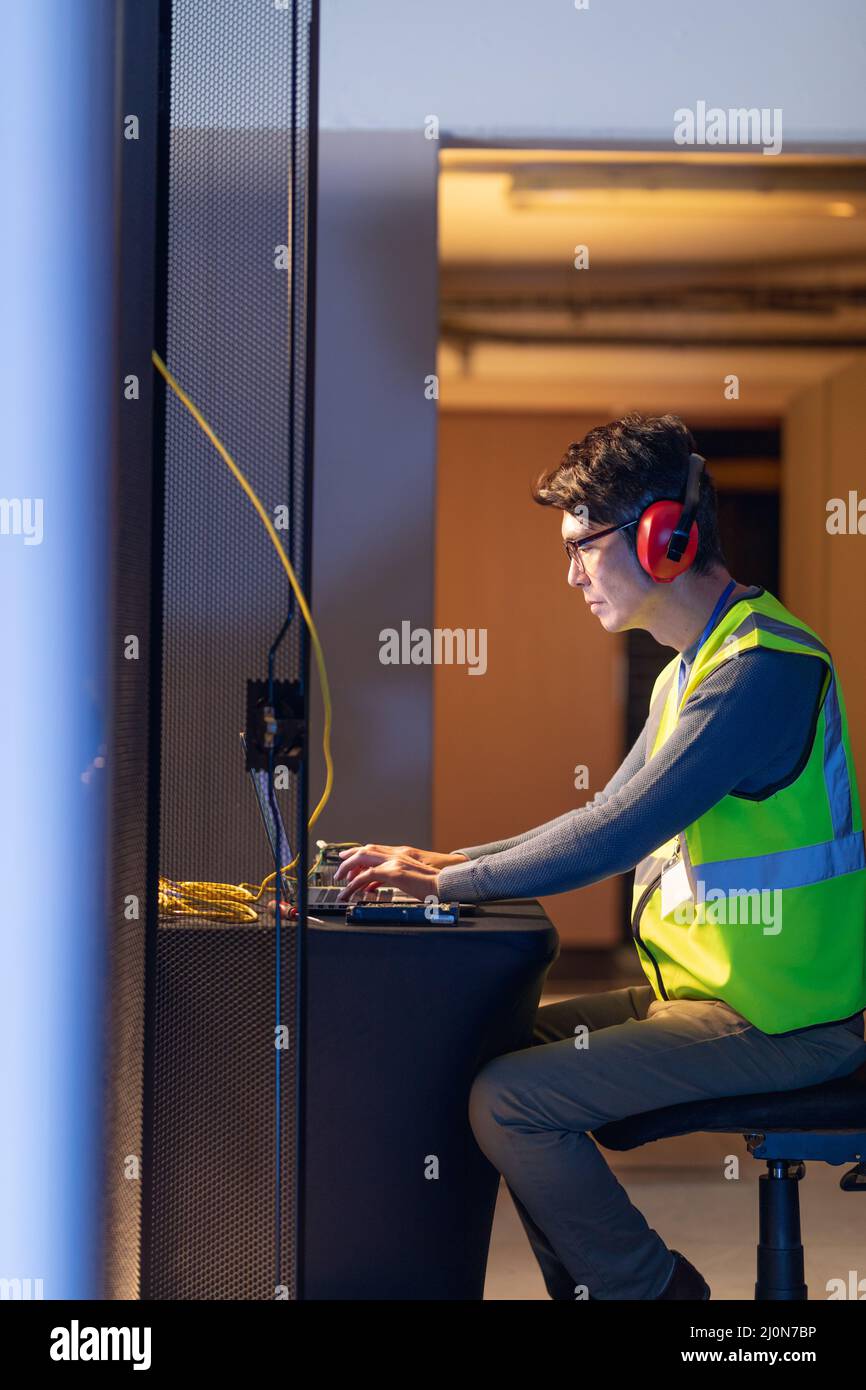 Worker ear plug hi-res stock photography and images - Alamy