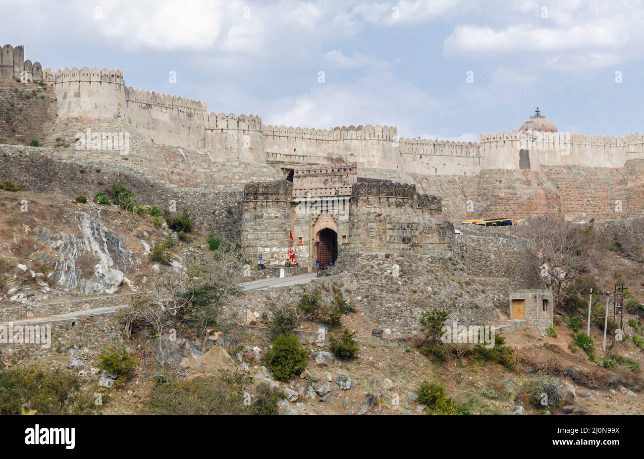 Ram Pol entrance gate and impressive walls of Kumbhalgarh (Kumbhal fort ...