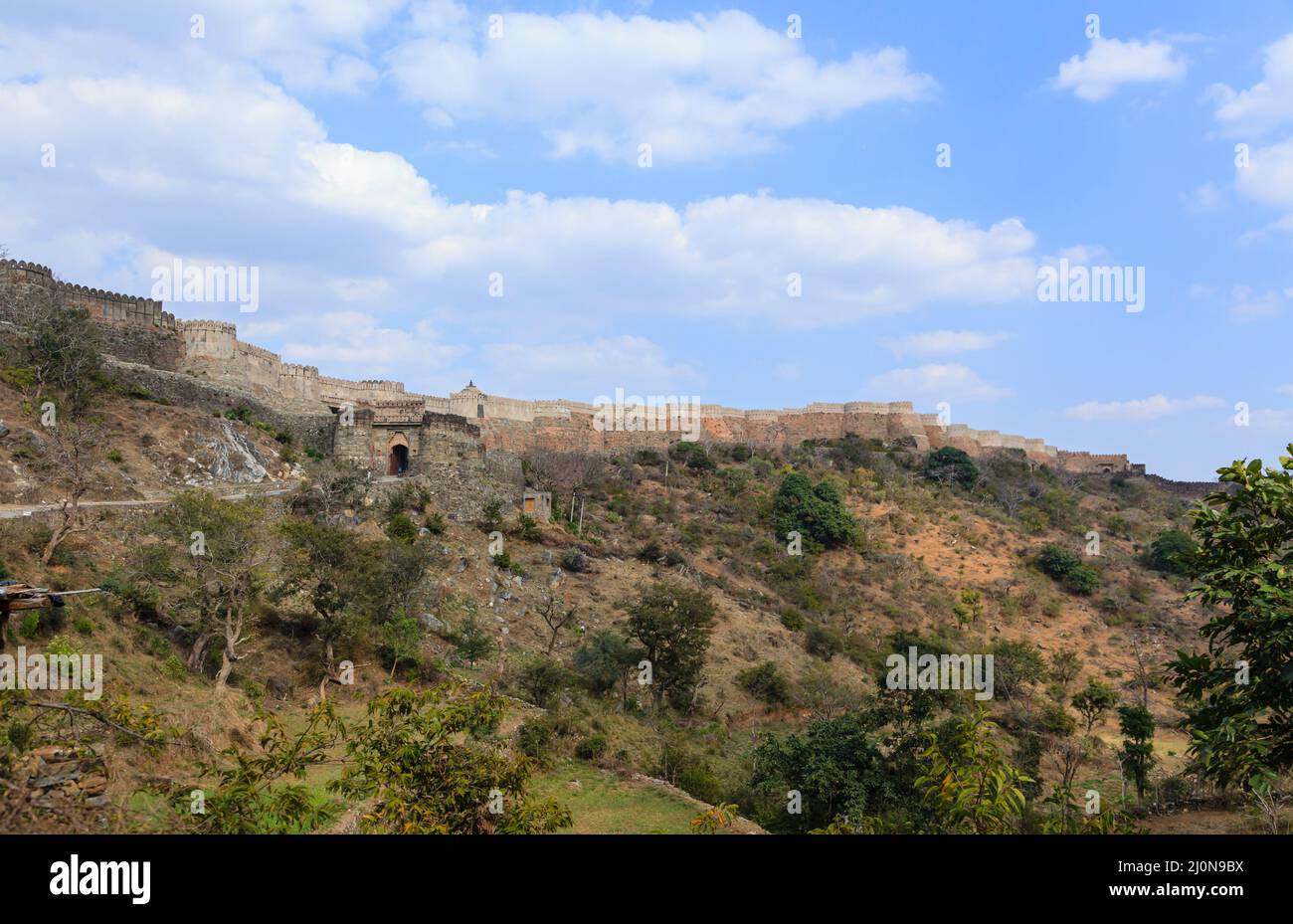 Ram Pol entrance gate and impressive walls of Kumbhalgarh (Kumbhal fort ...
