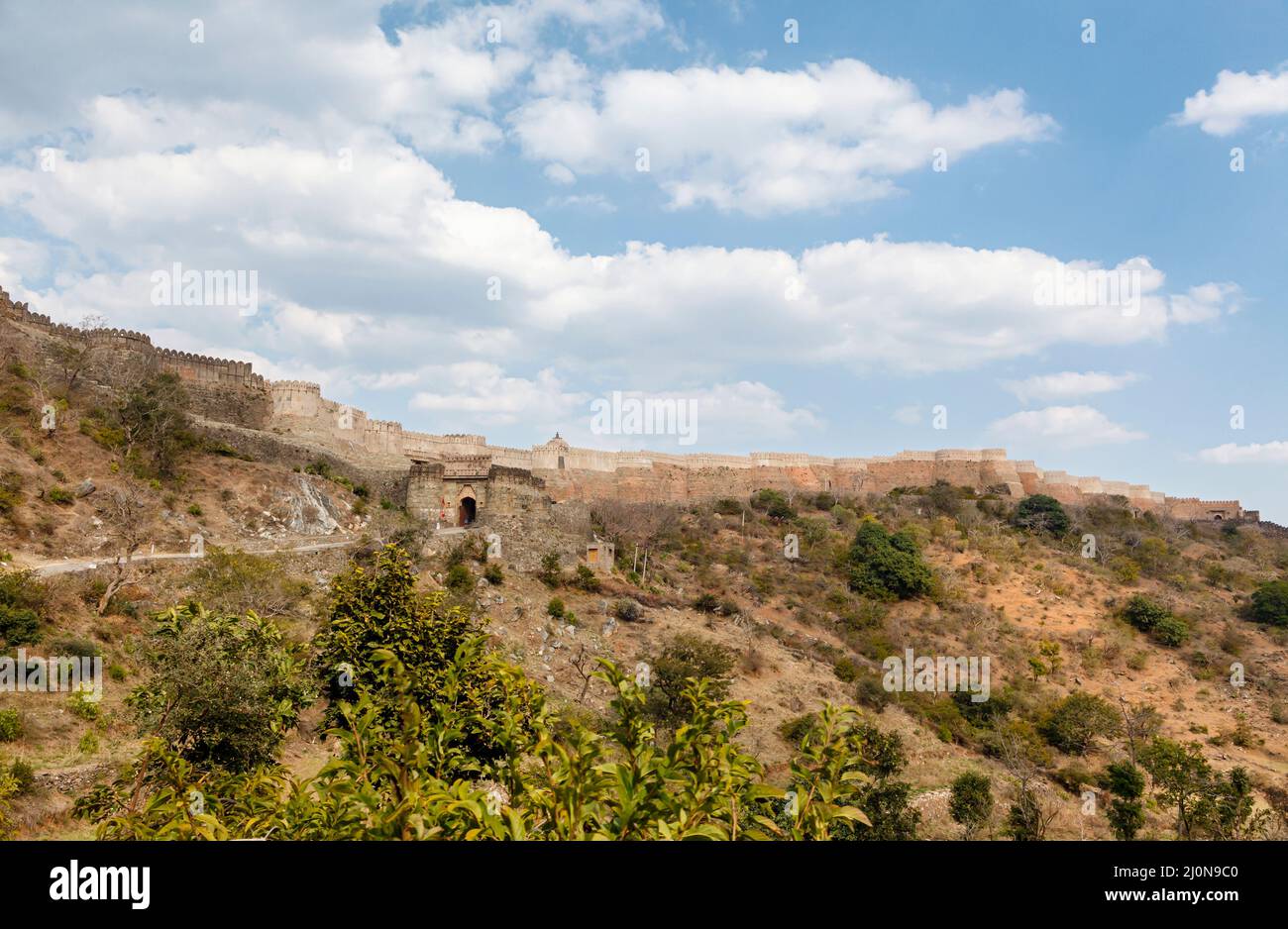 Ram Pol entrance gate and impressive walls of Kumbhalgarh (Kumbhal fort ...