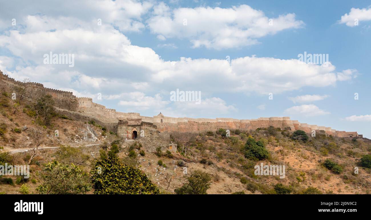 Ram Pol entrance gate and impressive walls of Kumbhalgarh (Kumbhal fort ...
