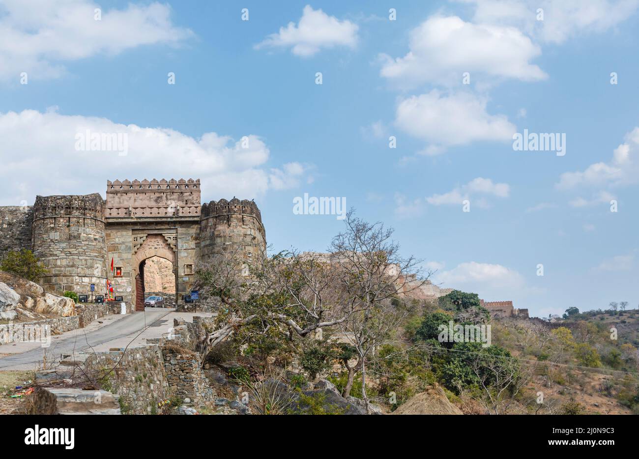 Ram Pol entrance gate and impressive walls of Kumbhalgarh (Kumbhal fort ...