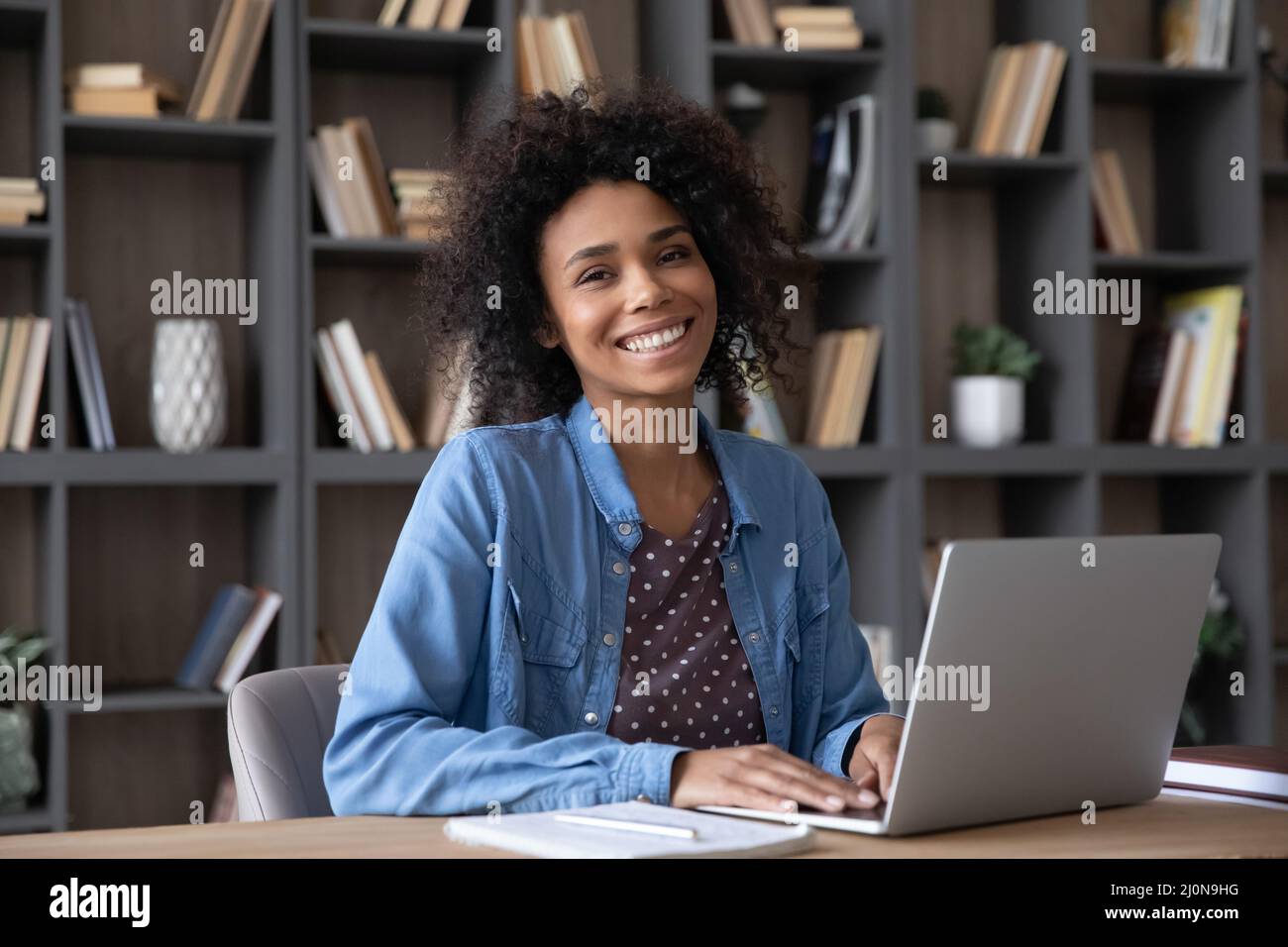 Happy student girl hi-res stock photography and images - Alamy