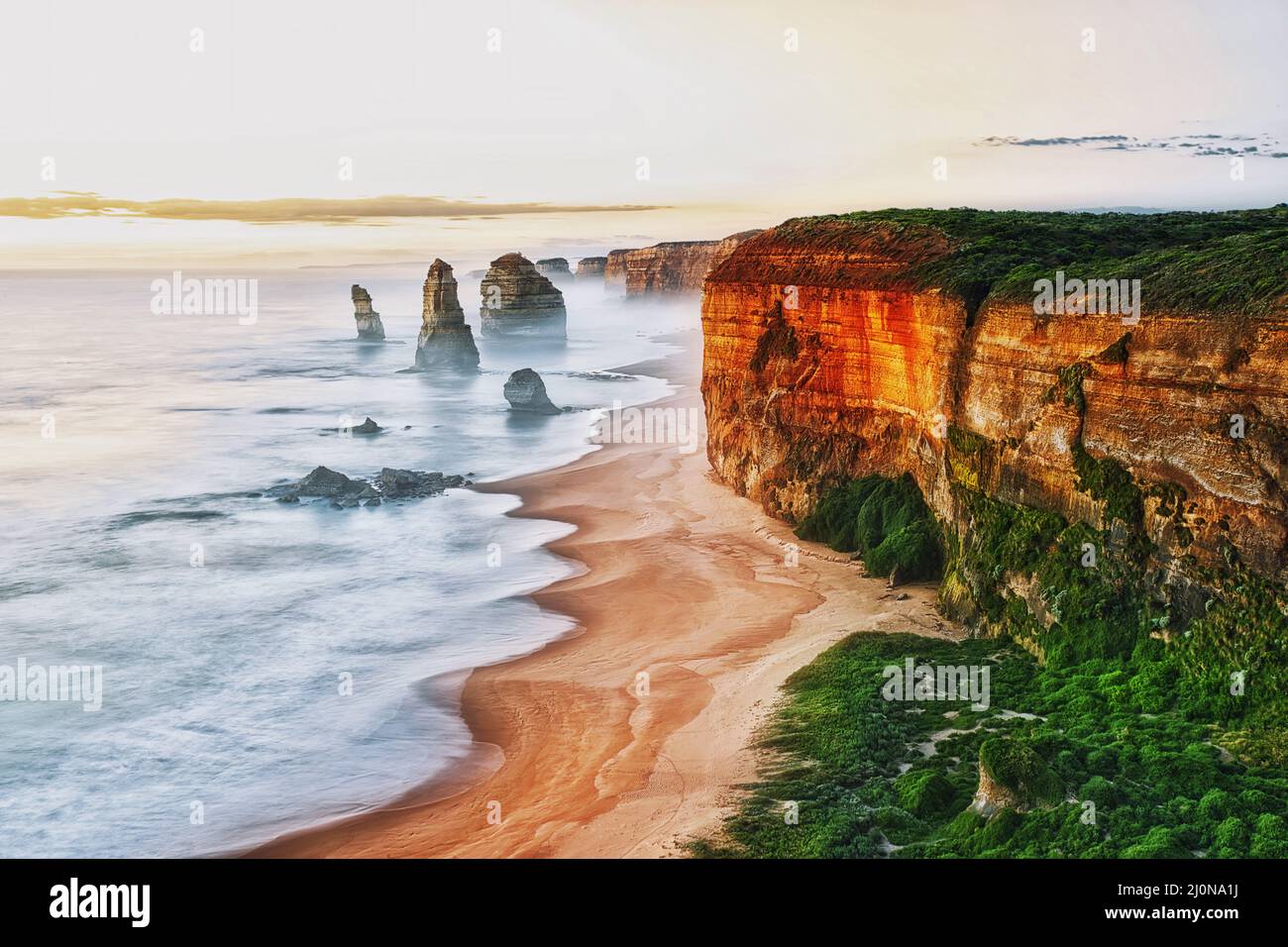 The 12 Apostles at dusk, near Port Campbell, Shipwreck Coast, Great ...