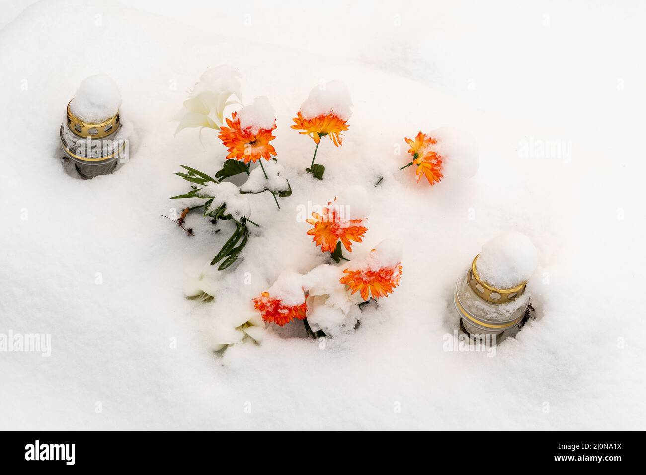 Snowfall cemetery hi-res stock photography and images - Alamy