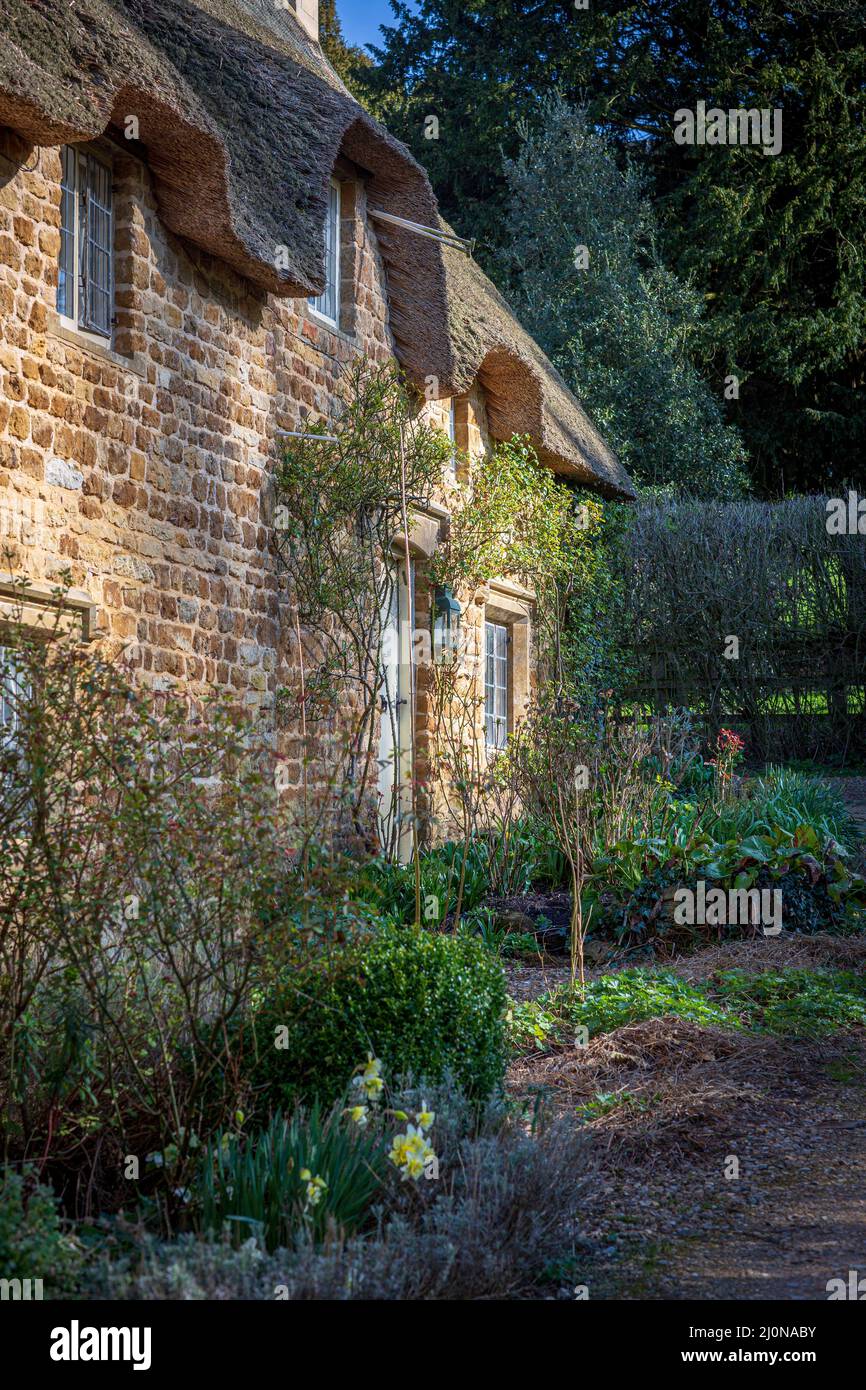 Thatched cottage in the Cotswold village of Great Tew, Oxfordshire ...