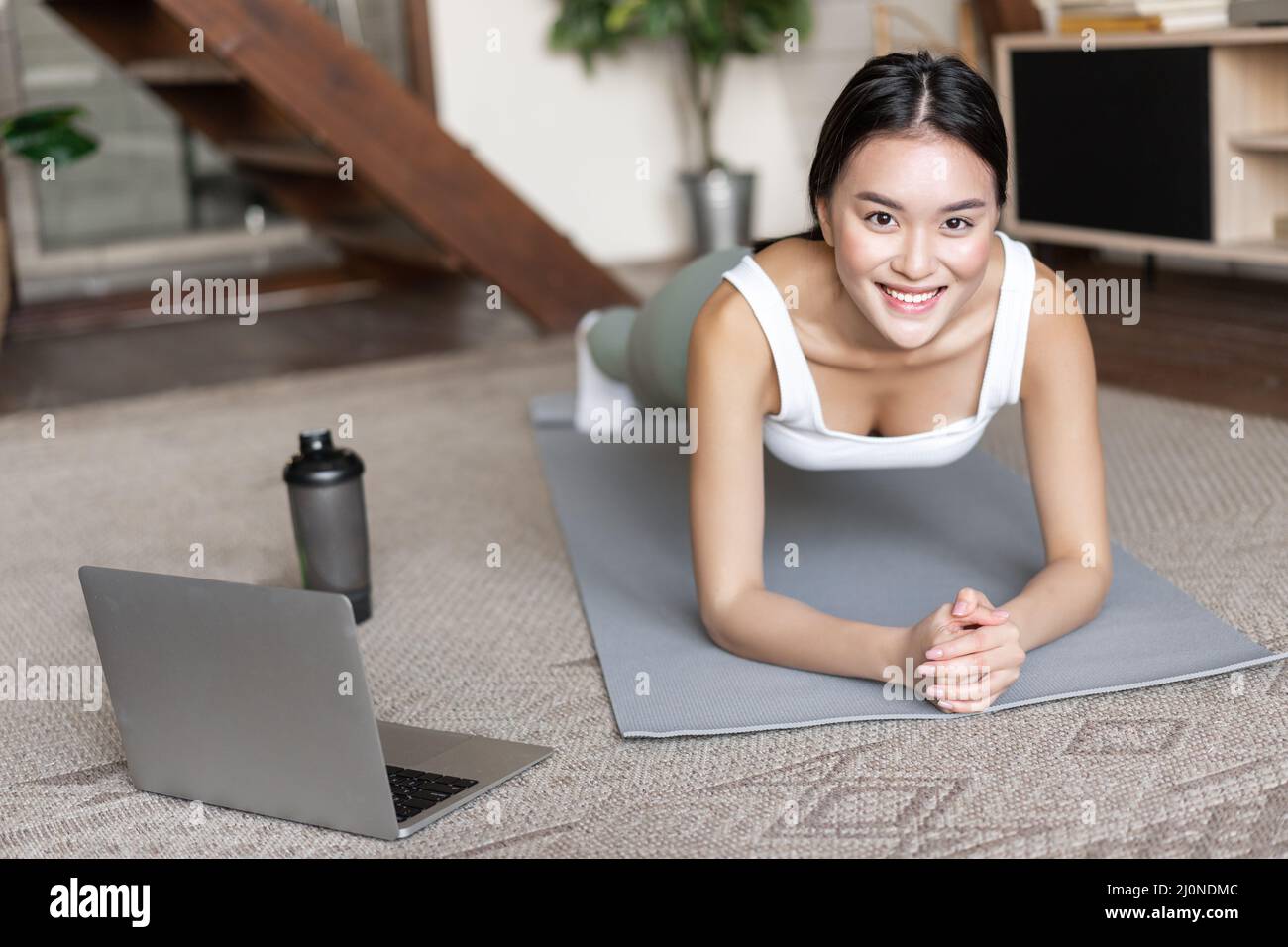 Beautiful sporty asian girl hi-res stock photography and images - Alamy