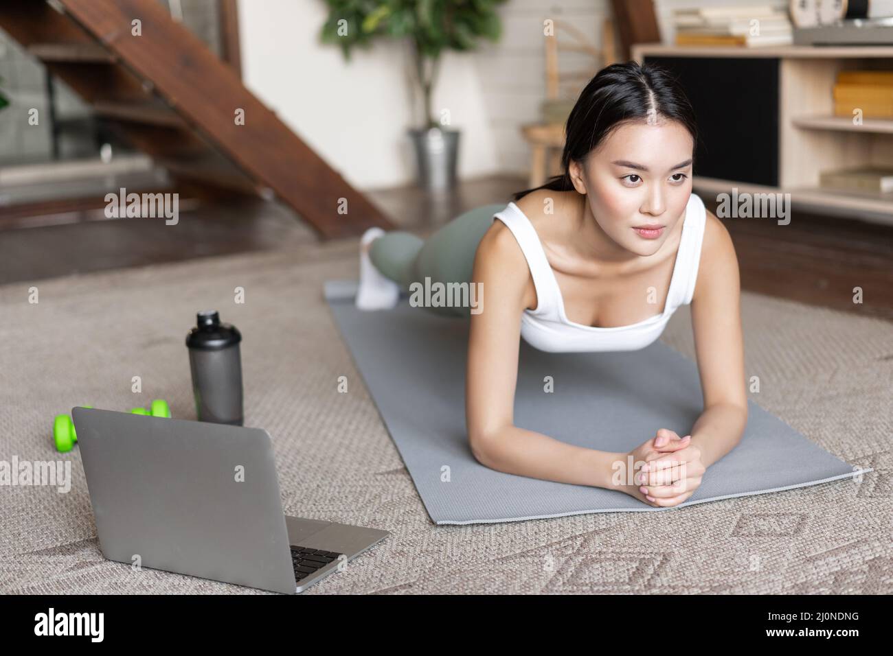 Beautiful sporty asian girl hi-res stock photography and images - Alamy