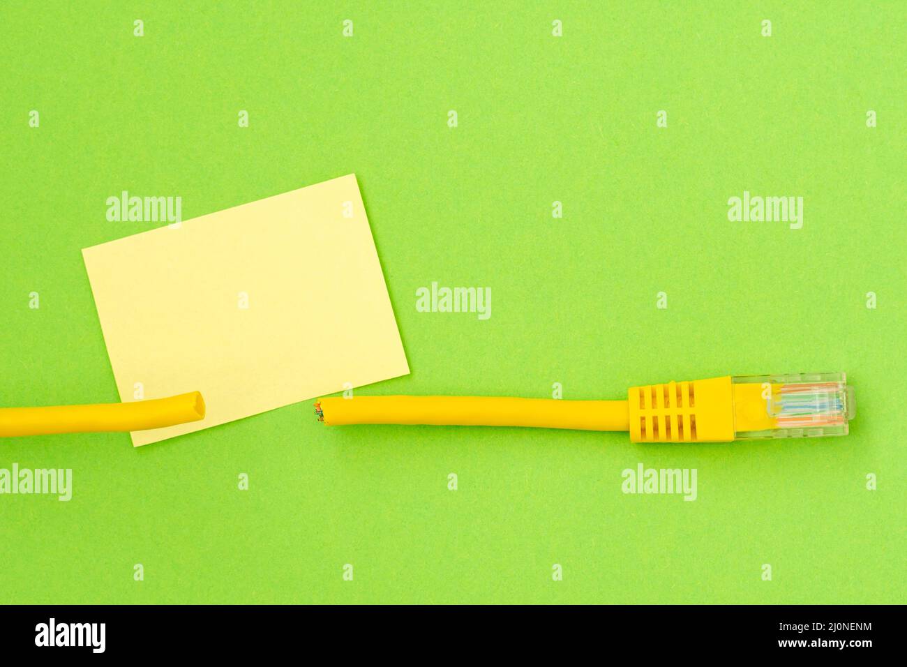 Cut network cable and blank sticky note Stock Photo - Alamy