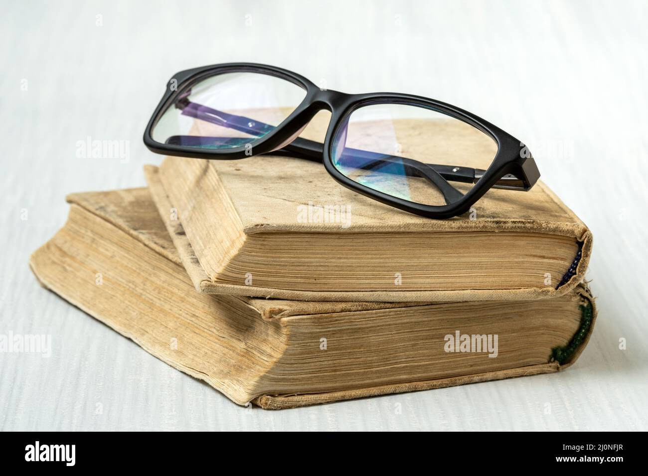 Eyeglasses on dictionary hi-res stock photography and images - Alamy
