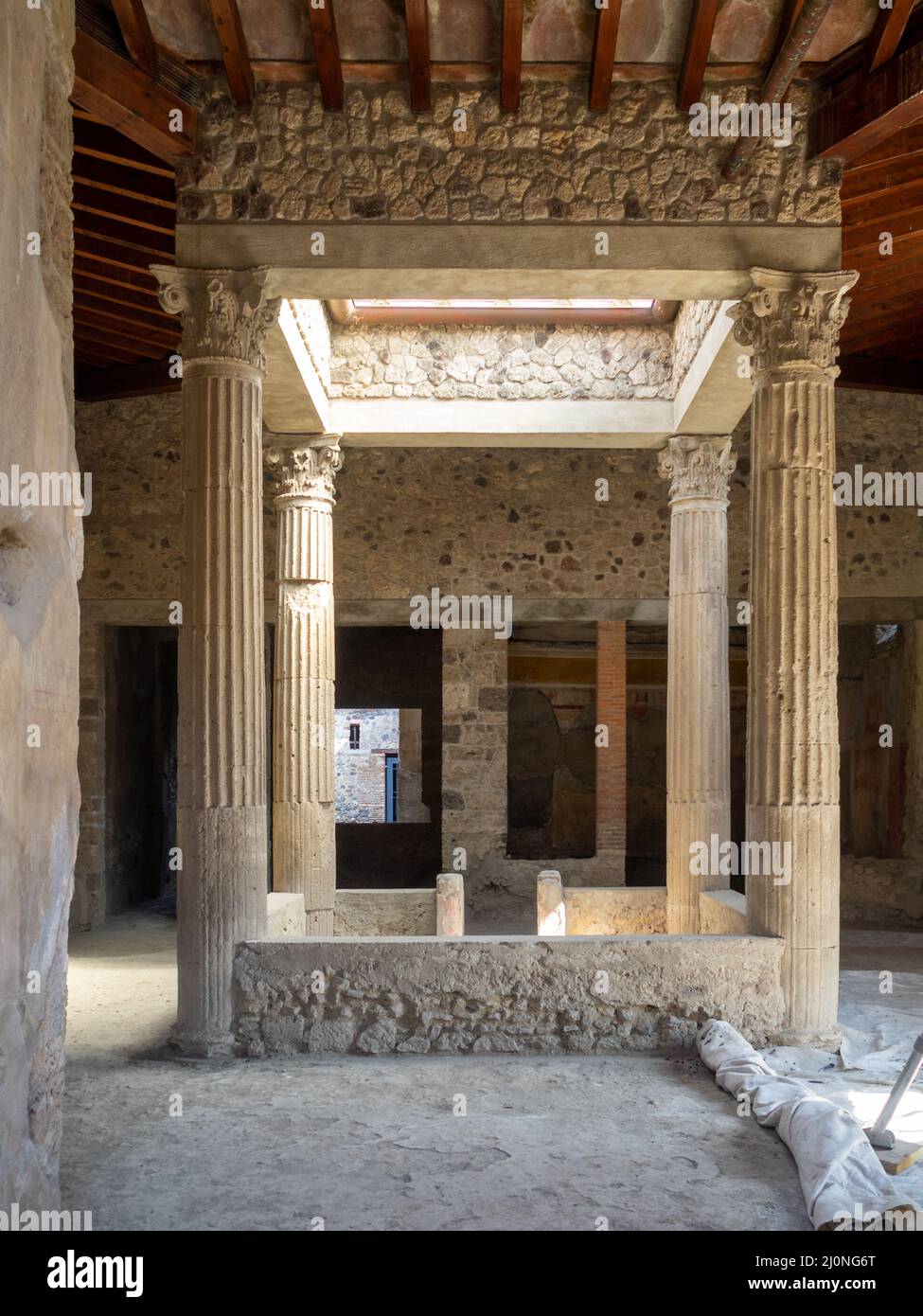 Roman impluvium hi-res stock photography and images - Alamy
