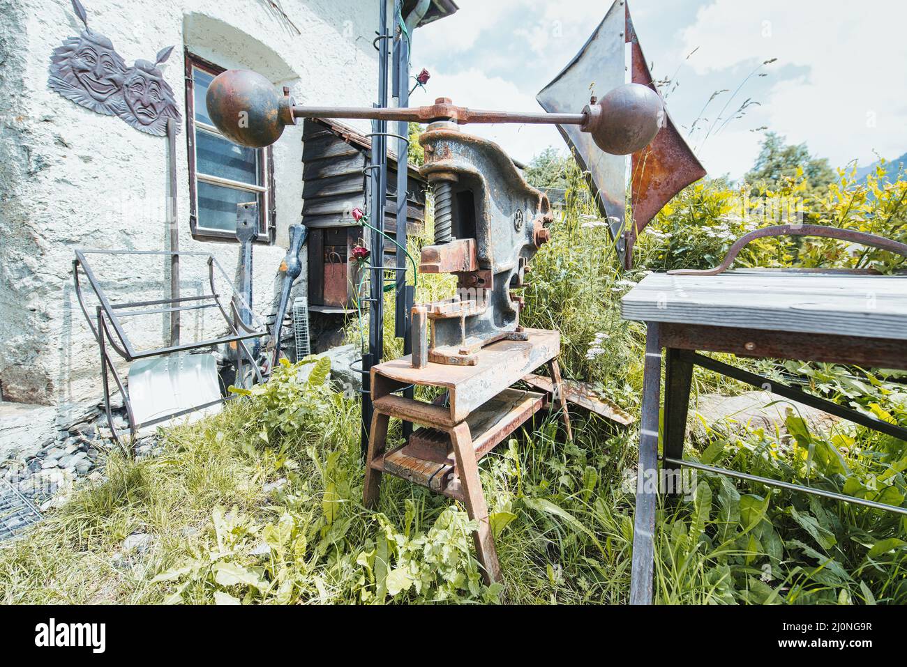 Ancient screw press mechanical tool Stock Photo - Alamy