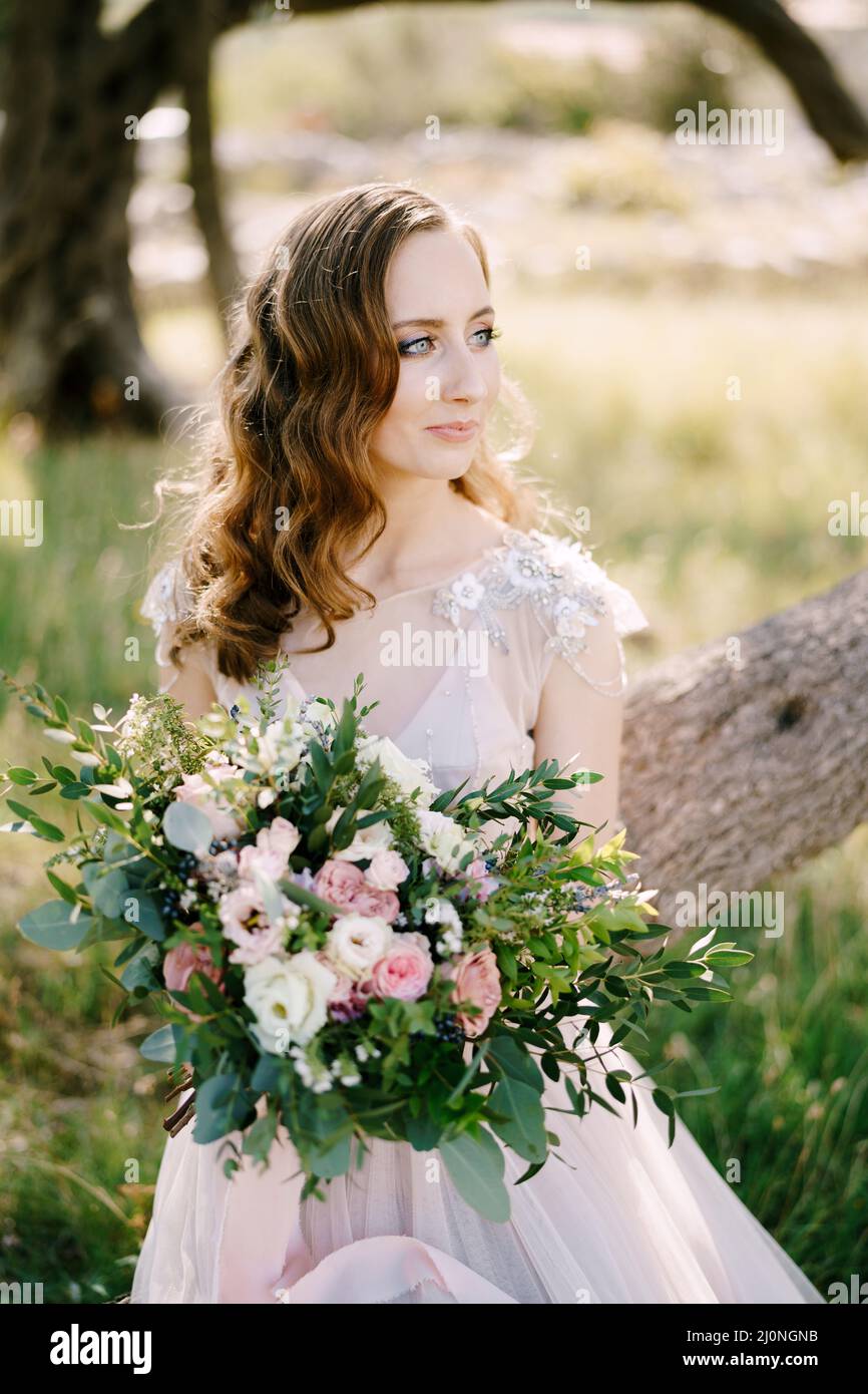 Bouquet smiling hi-res stock photography and images - Alamy