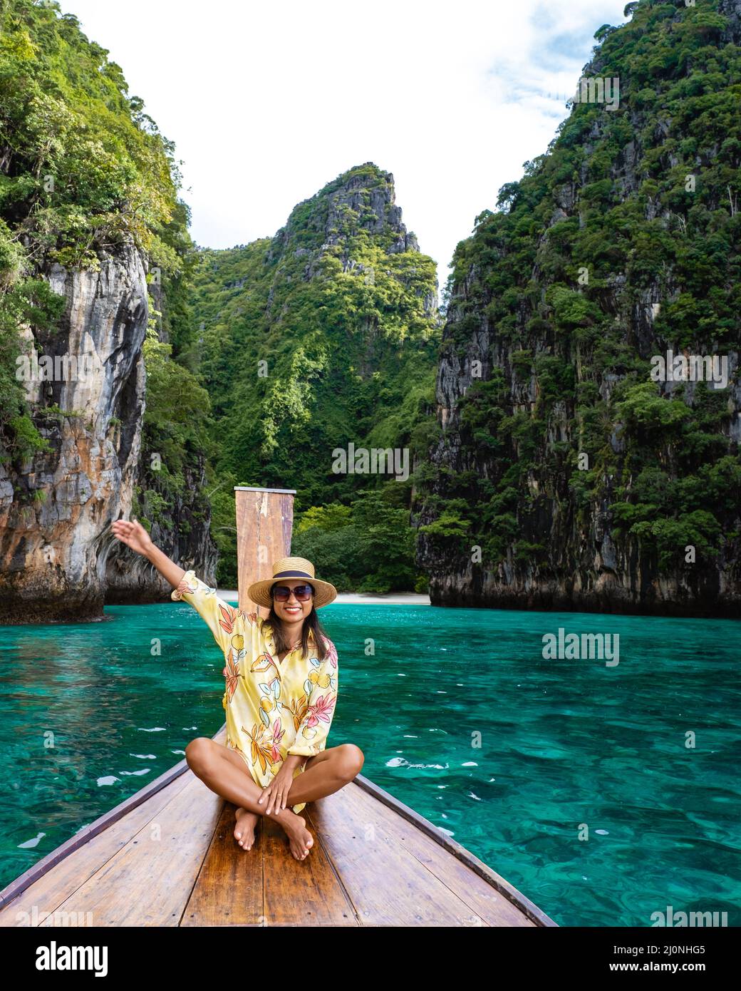 Maya Bay Koh Phi Phi Thailand, Turquoise clear water Thailand Koh Pi Pi ...