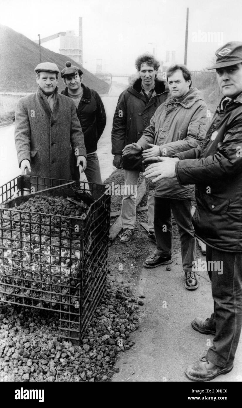 The National Miners Strike 1984 Keeping warm - The Hawthorne coke works ...