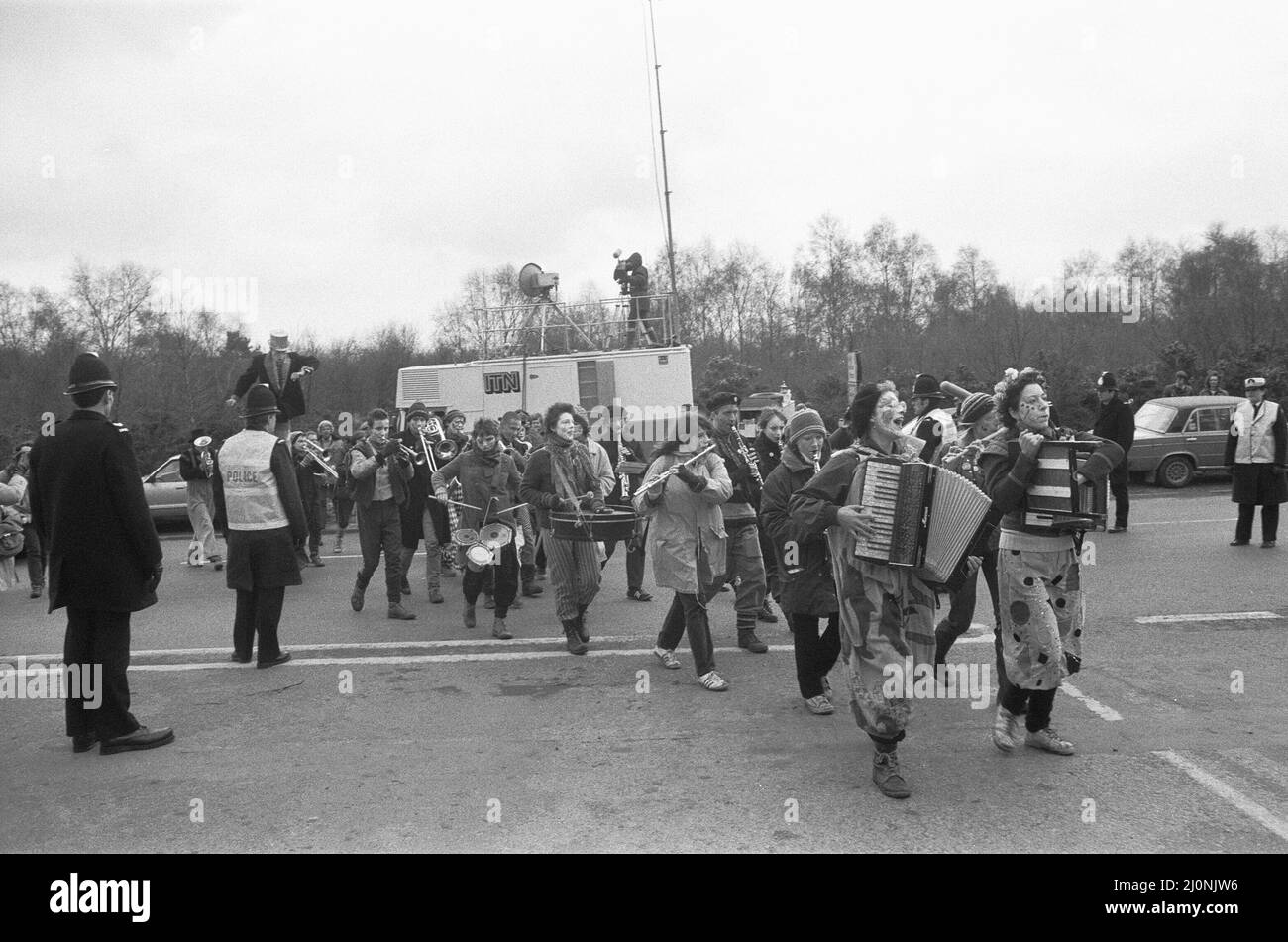 70,000 protesters converge on "Women's Peace Camp" at Greenham Common ...